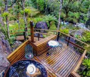 Descubra o charme de se hospedar em um Chalé com Vista da Cachoeira