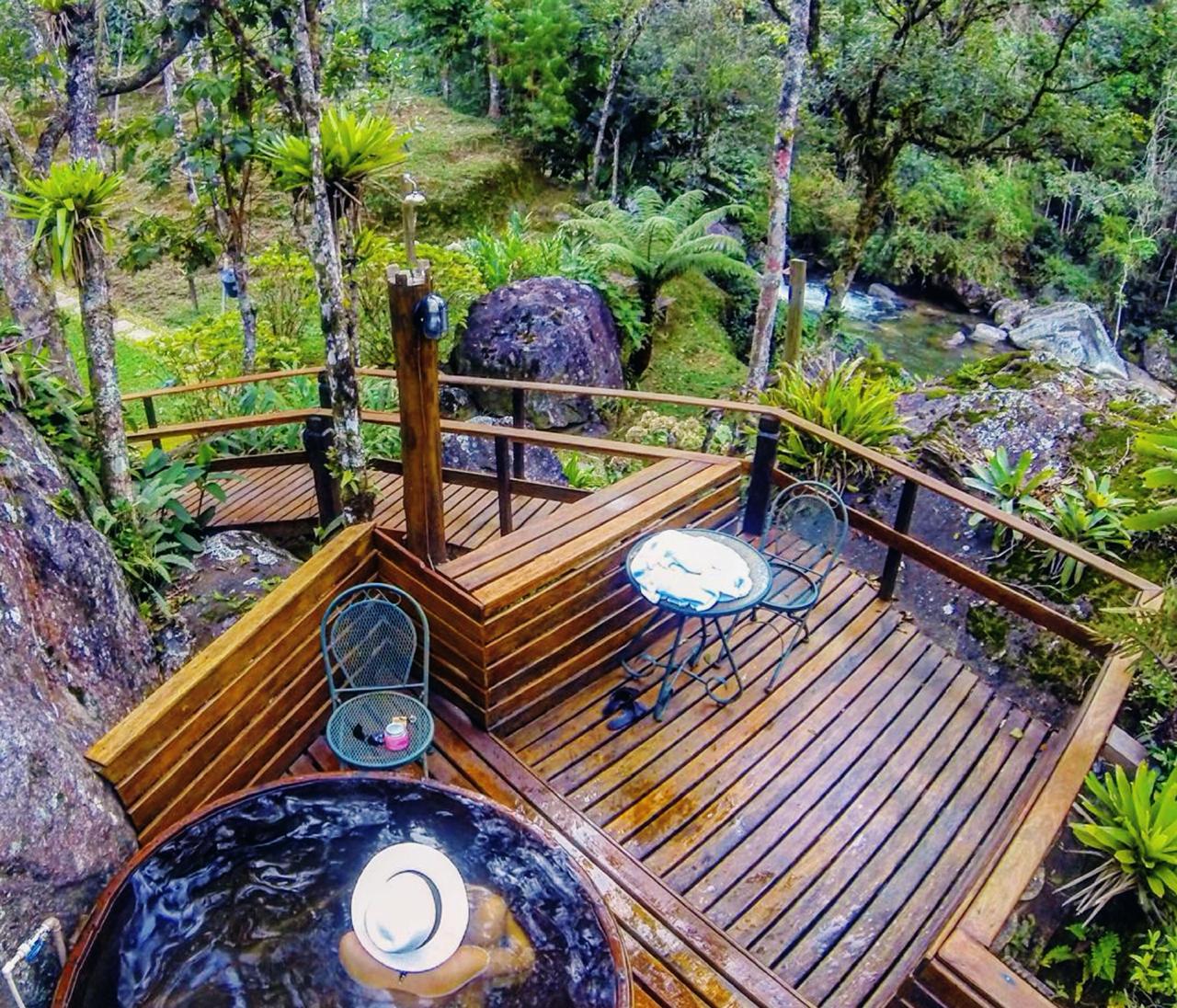 Descubra o charme de se hospedar em um Chalé com Vista da Cachoeira