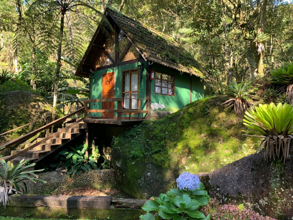 Chalé de frente a cachoeira
